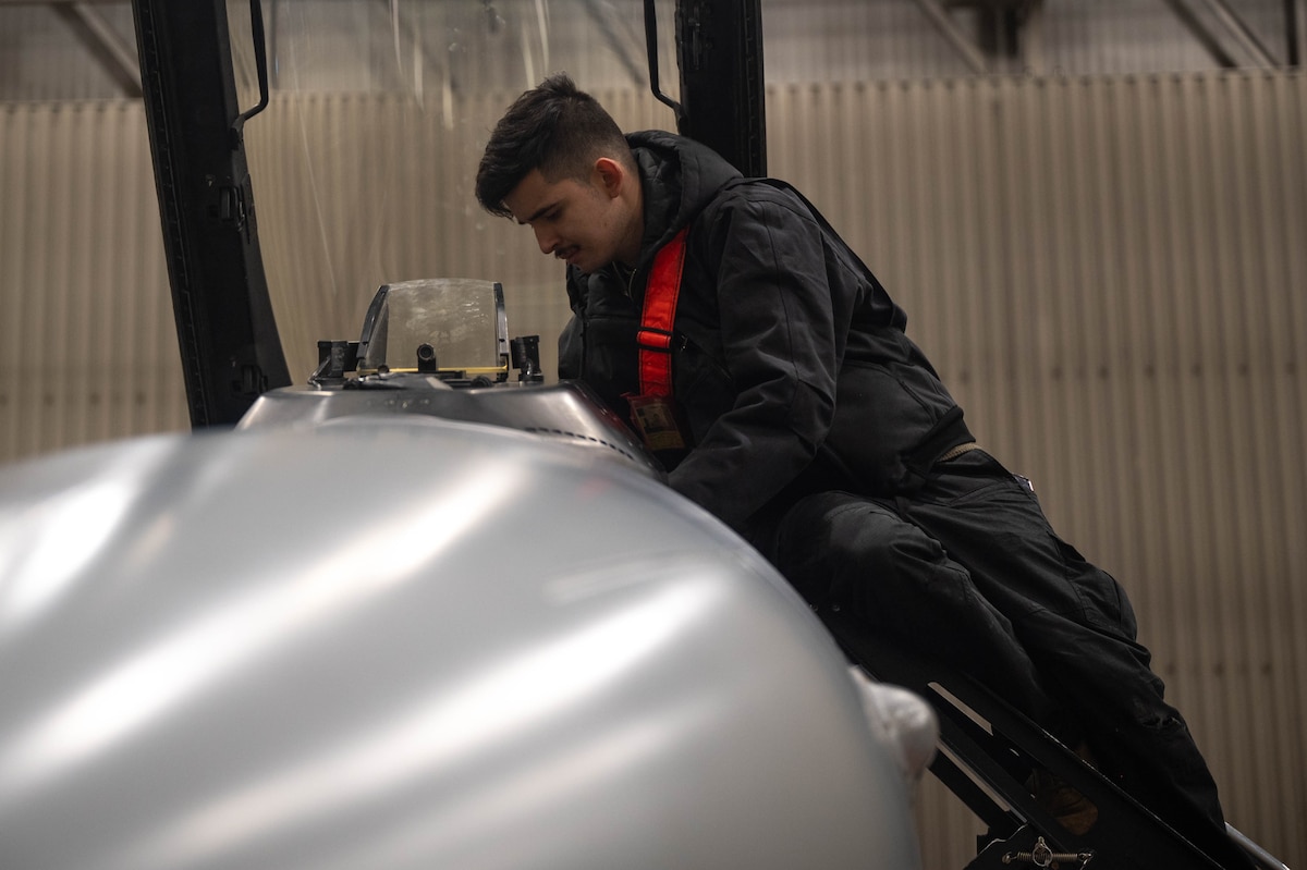 18th FGS maintains F-16s > Eielson Air Force Base > Display