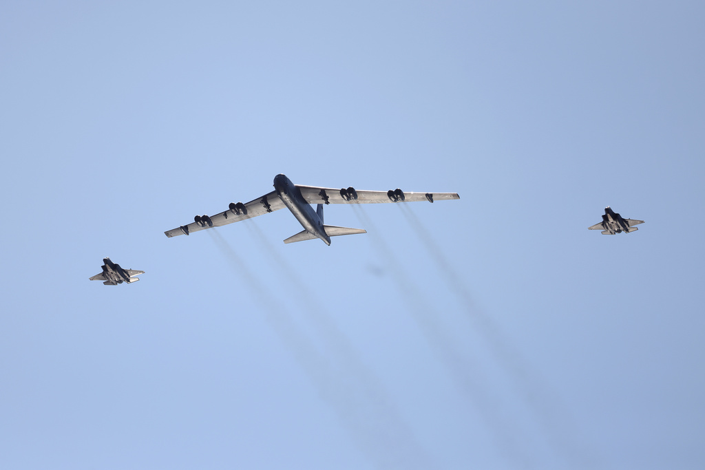USAF B-52 conducts low-pass over Oslo during TOWER BLOCKHOUSE > Air ...