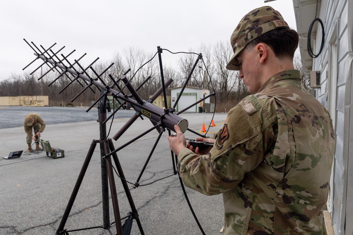 271st trains to maintain comms superiority > 193rd Special Operations ...