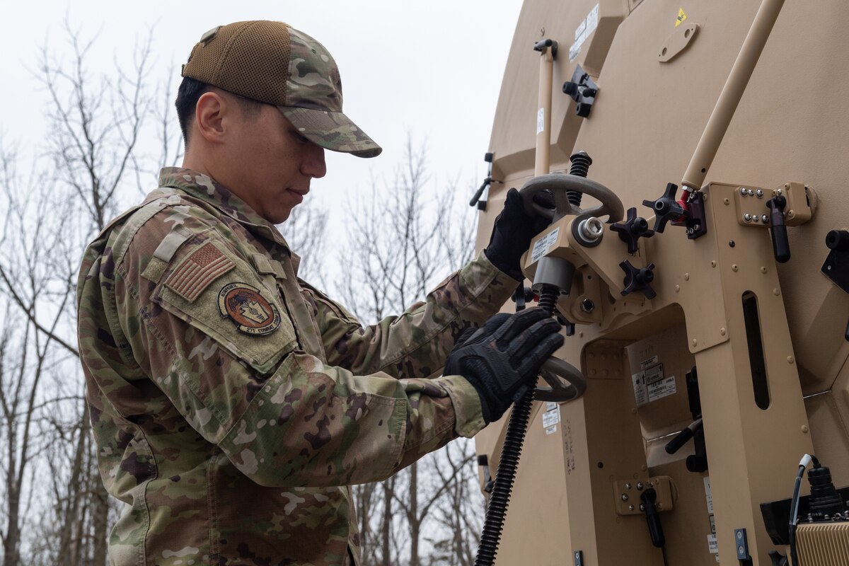 271st trains to maintain comms superiority > Air Force Special ...