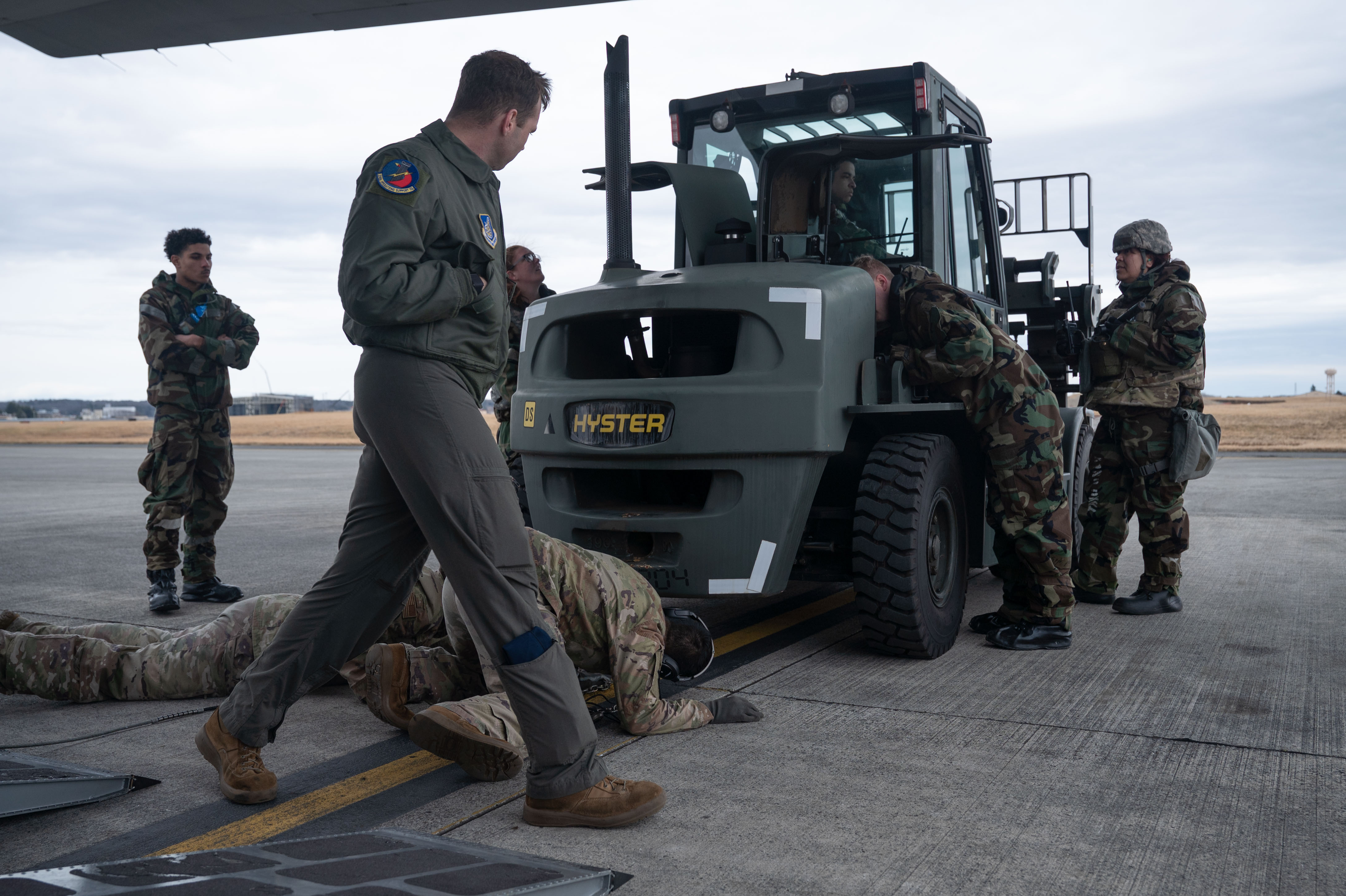 374 AW demonstrates aerial port capabilities during BM 25-2 > Yokota ...