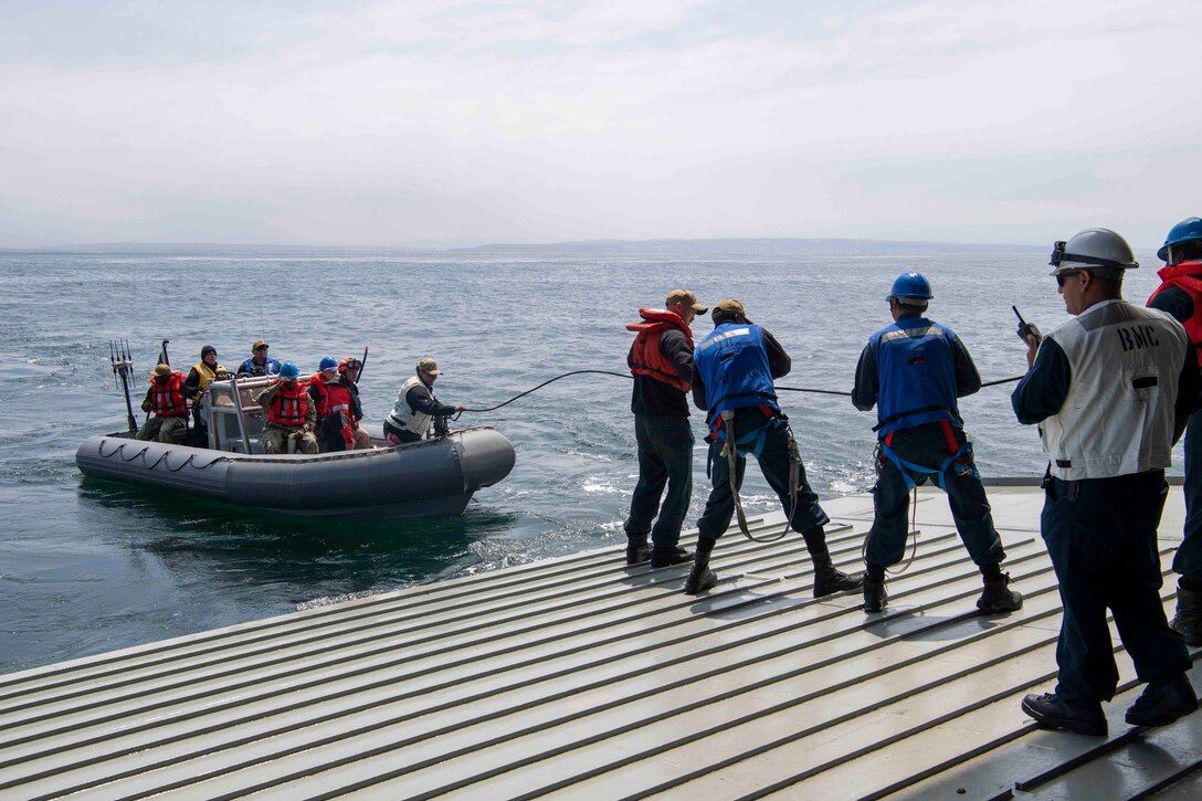 USS John P. Murtha transfers personnel via RHIB in Pacific Ocean