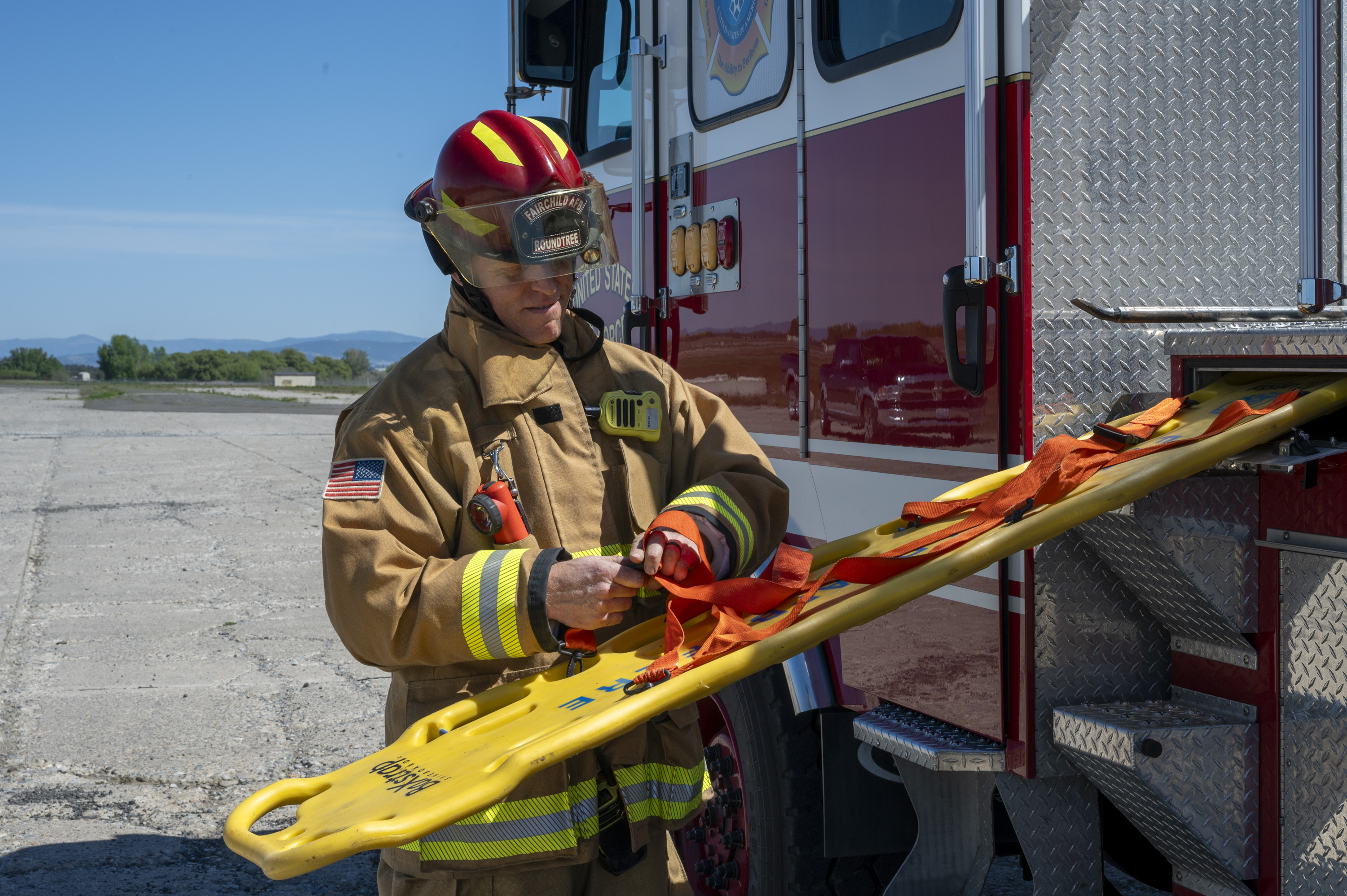 Fairchild AFB firefighters respond to a simulated emergency > 505th ...