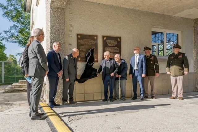 Dachau plaque dedication honors Liberators > CO National Guard ...