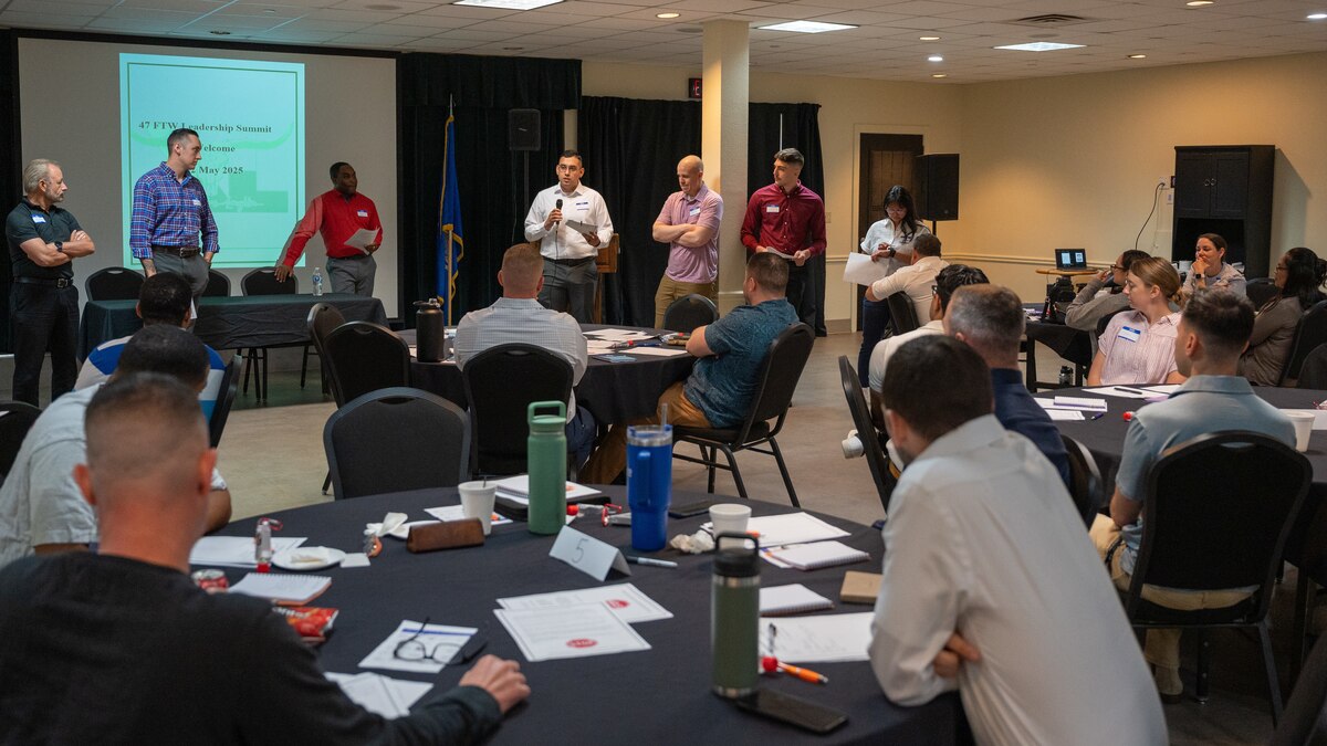 Laughlin sharpens critical thinking skills at leadership summit ...