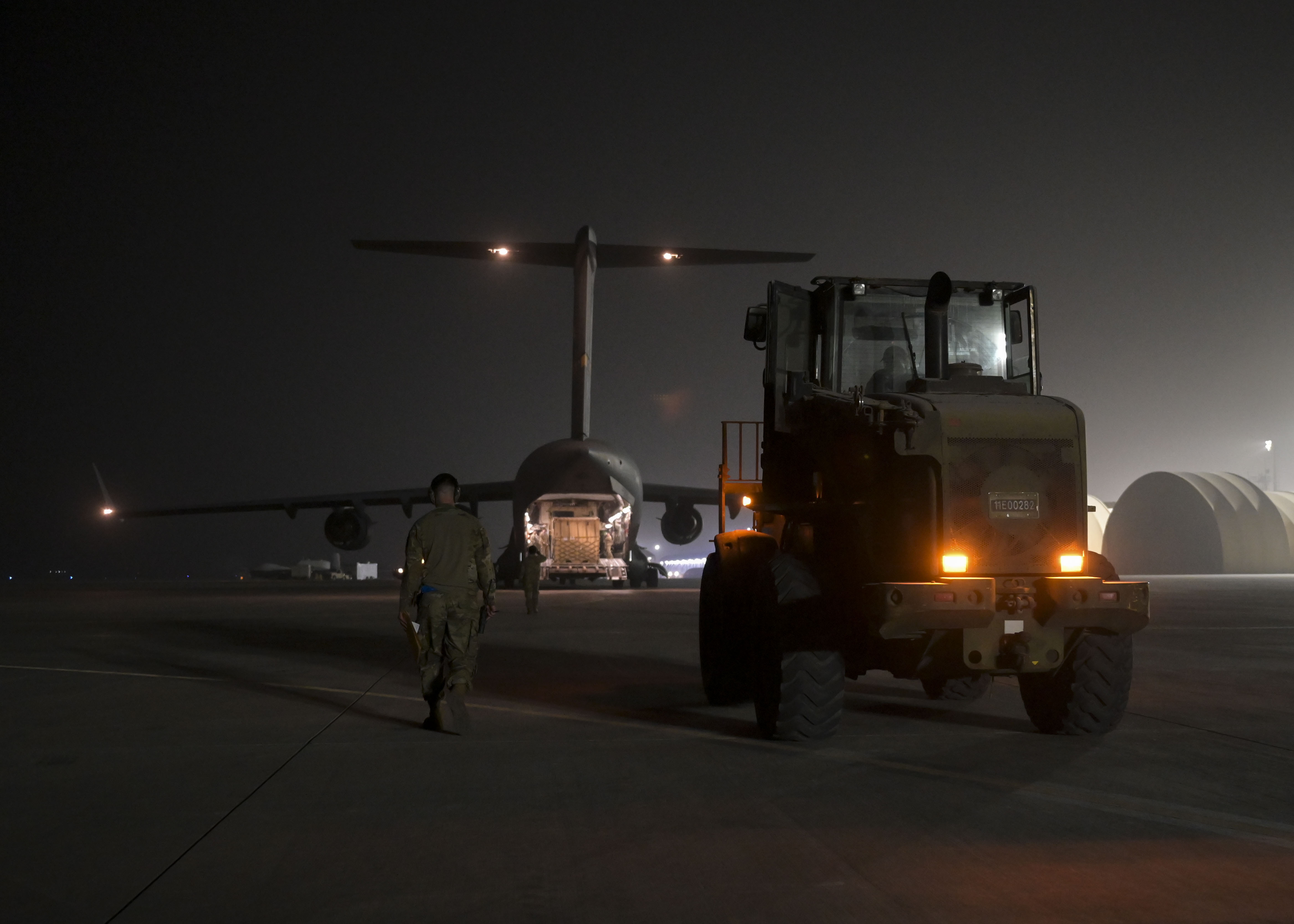 380th ELRS offloads cargo within CENTCOM > 505th Command and Control ...