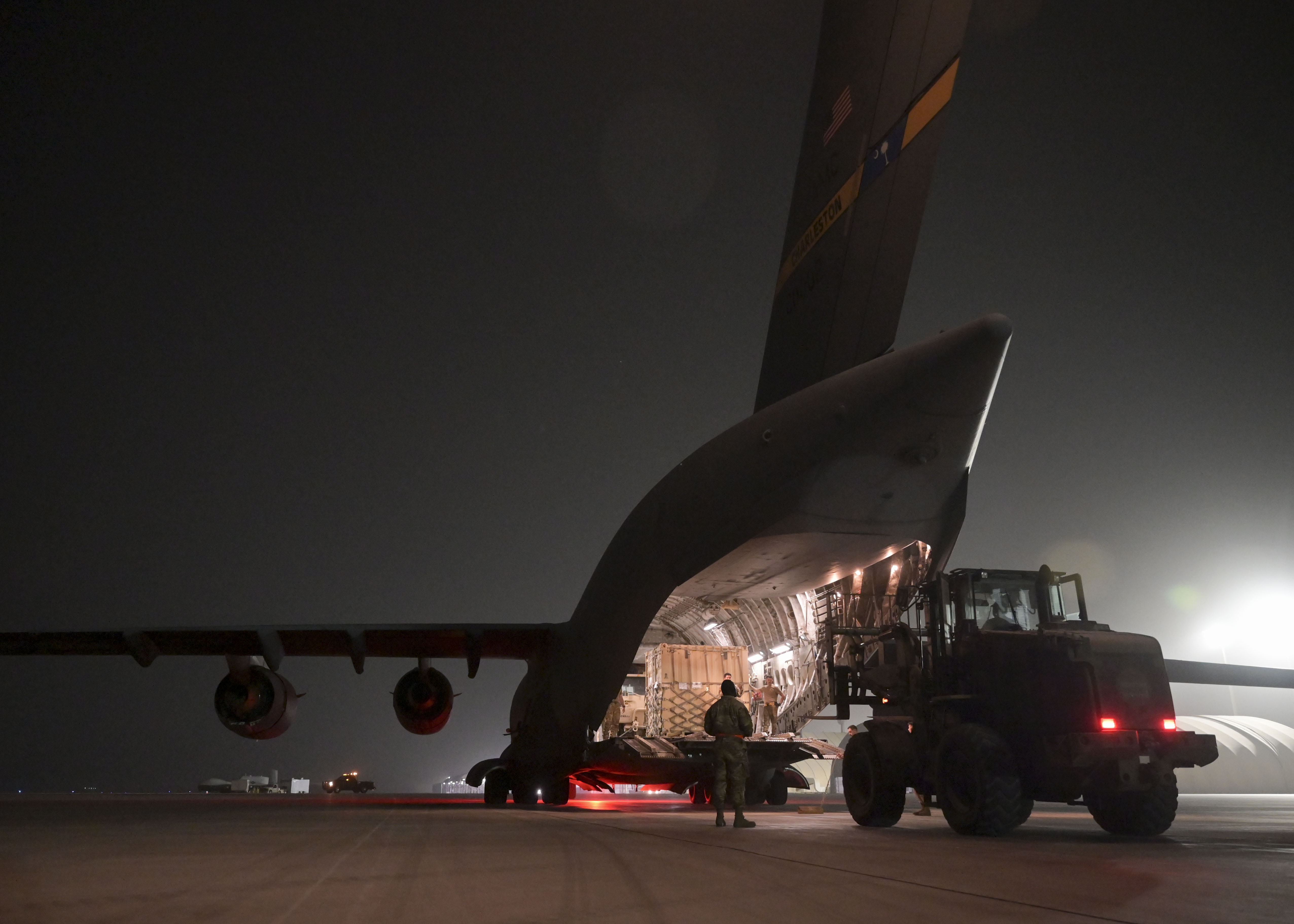 380th ELRS offloads cargo within CENTCOM > 505th Command and Control ...