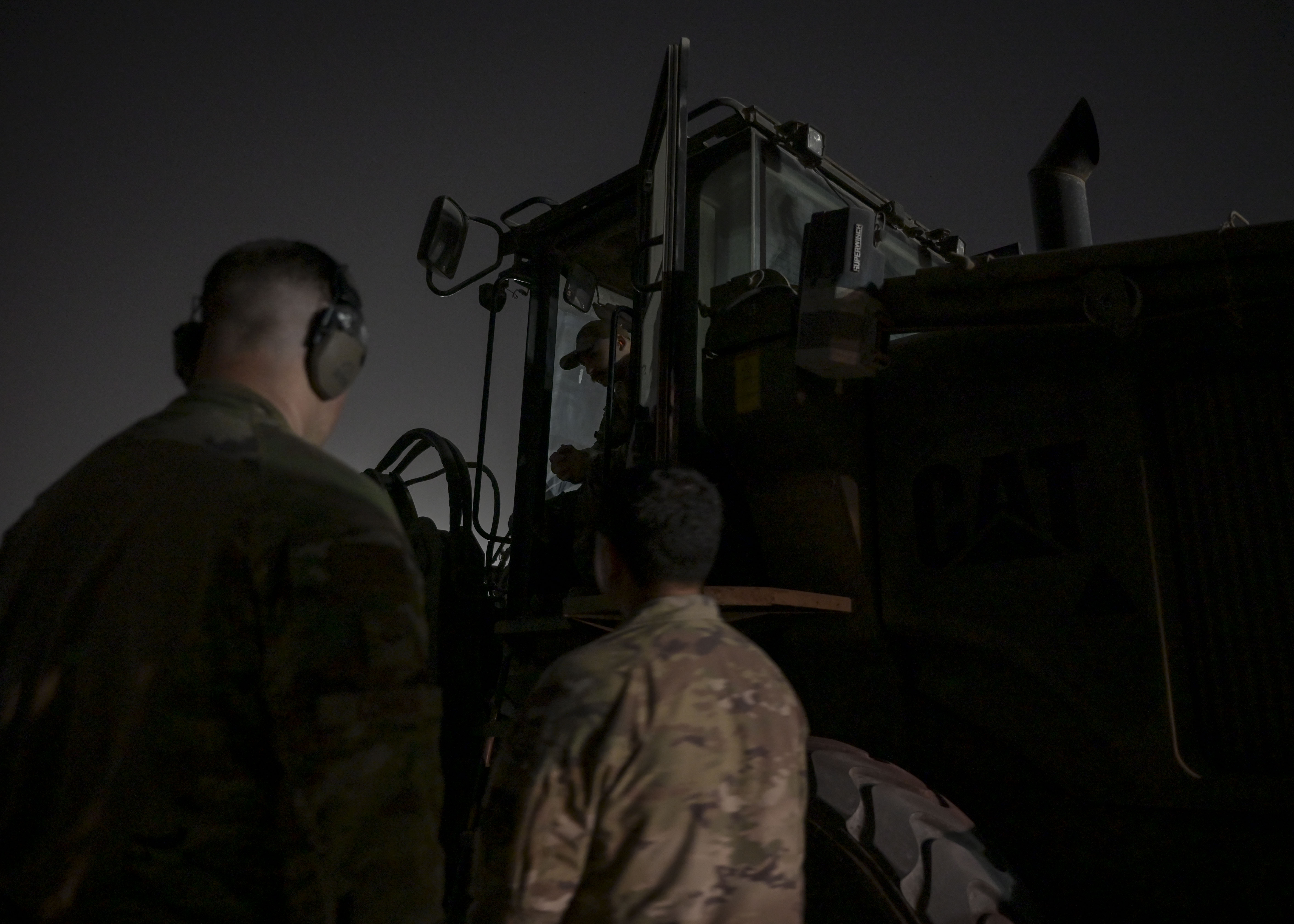 380th ELRS offloads cargo within CENTCOM > 505th Command and Control ...