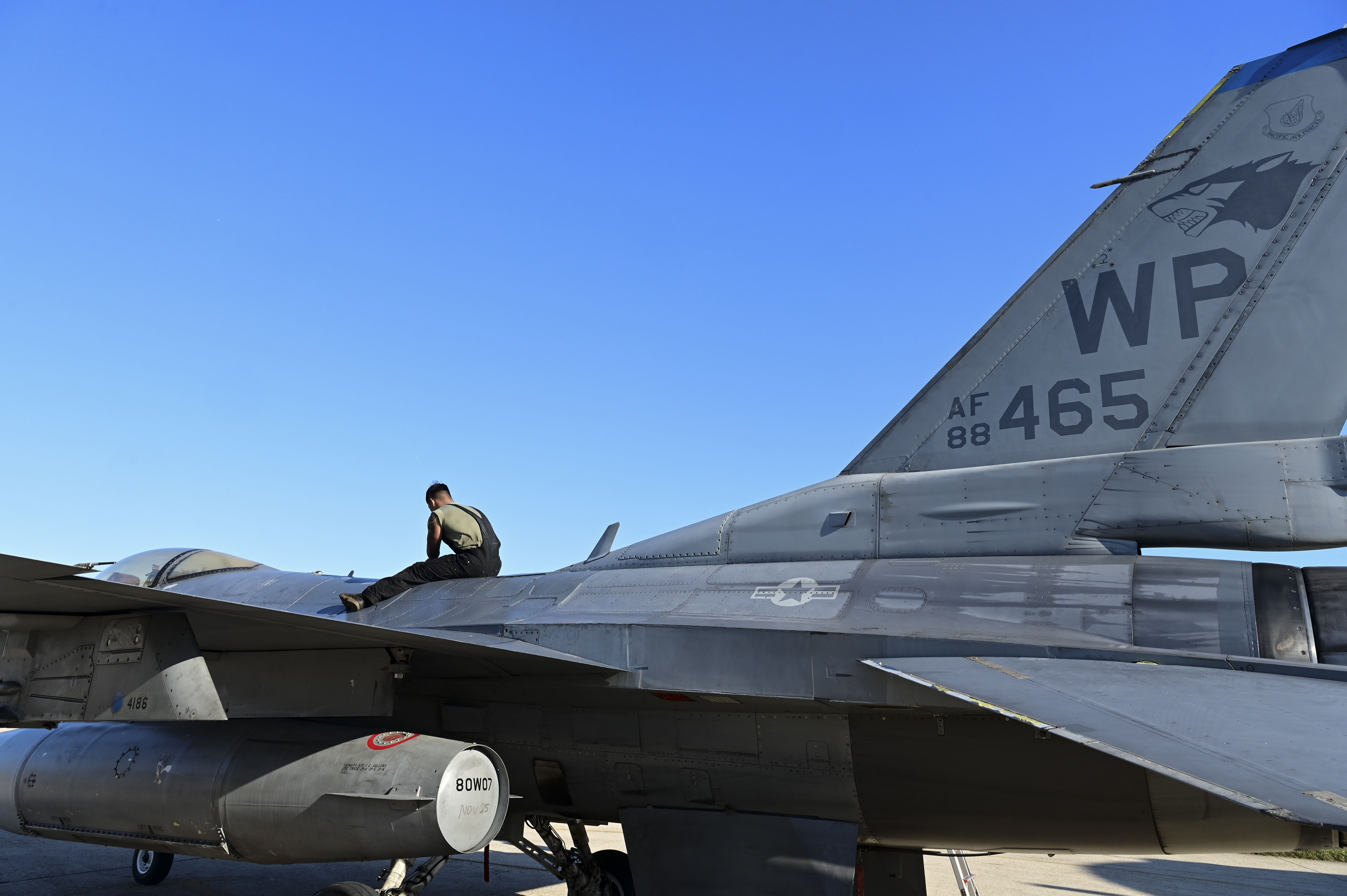 Maintainers keep Wolf Pack fighters flying during FF 25-2 > Kunsan Air ...