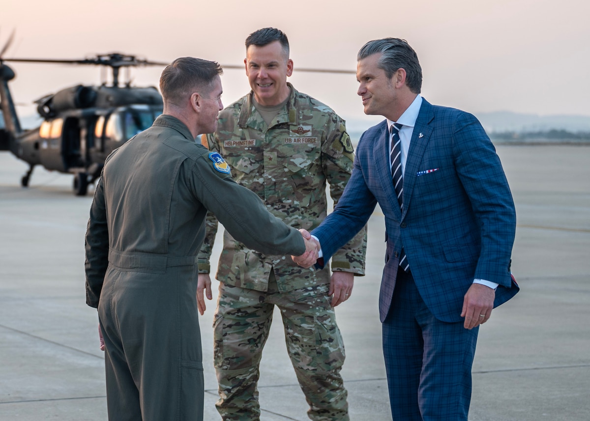 SECWAR departs Osan > Osan Air Base > Article Display