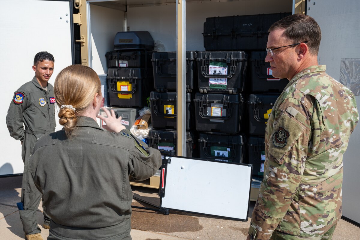 AMC command team visits 317th AW > Air Mobility Command > Article Display