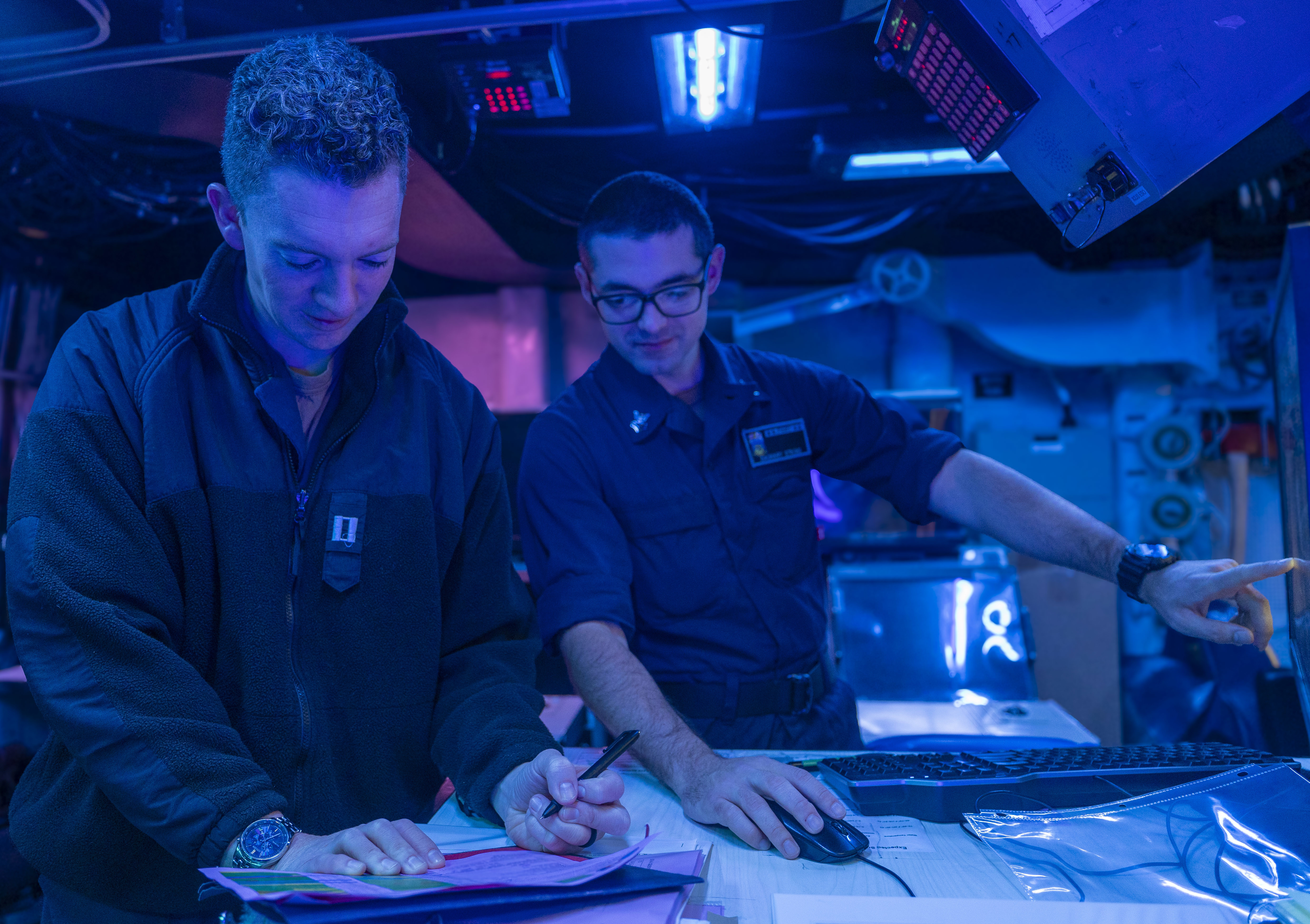 USS Dewey conducts CIC exercise in Tokyo Bay