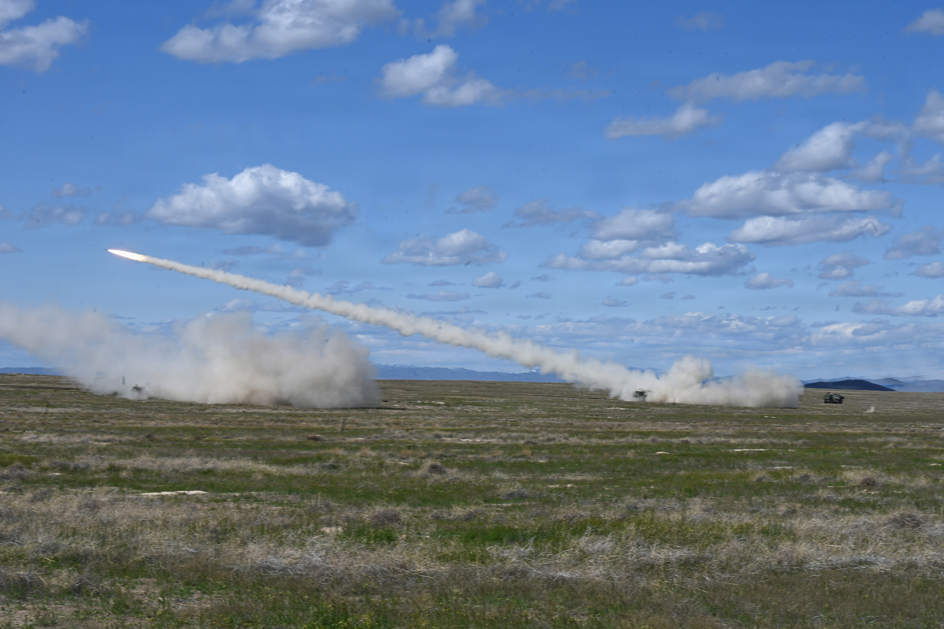 HIMARS Unit Fires Simultaneously Across 700 Miles, Three States ...