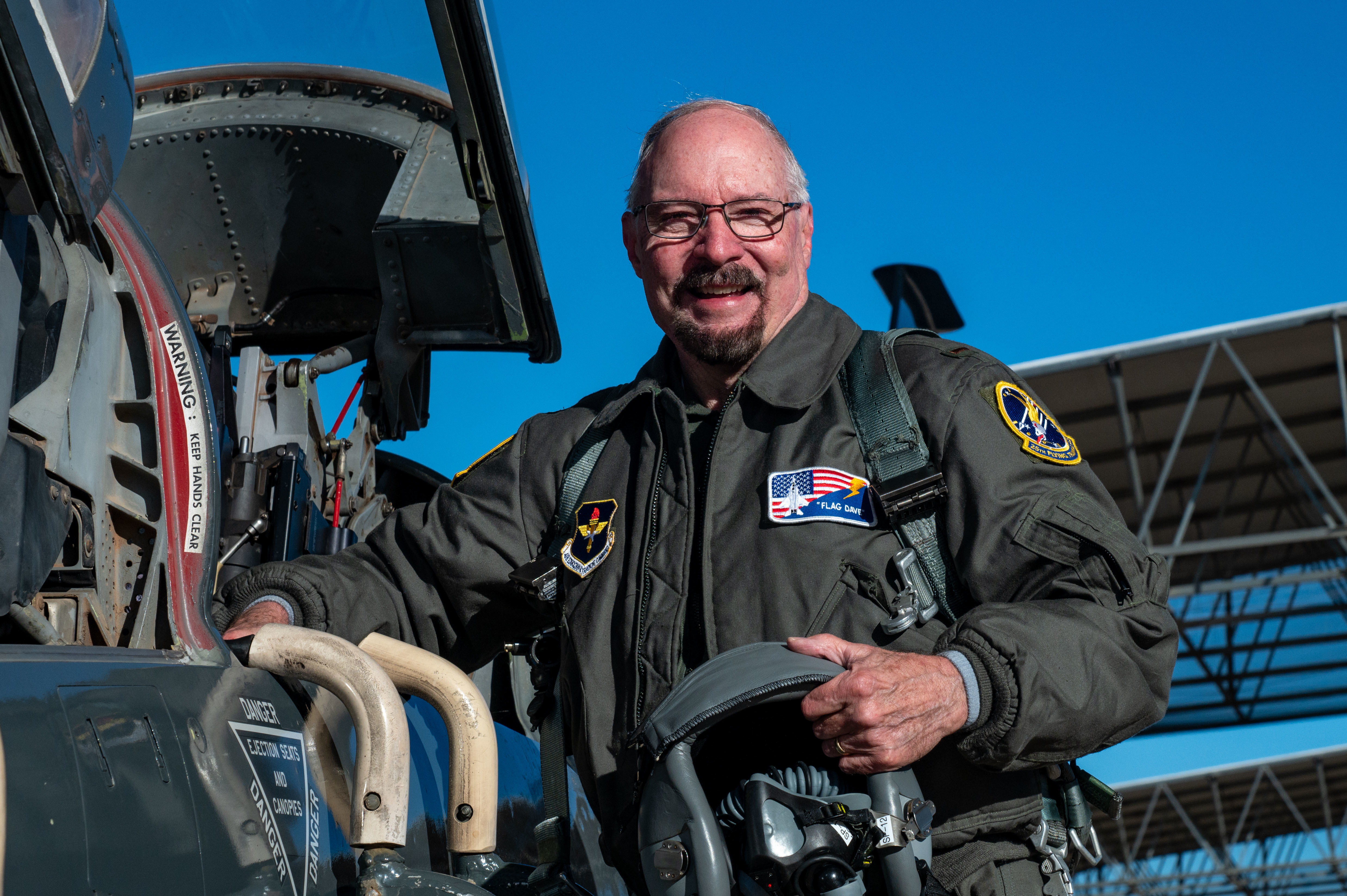 'Flag Dave' gets a ride in the jets he has greeted for two decades ...