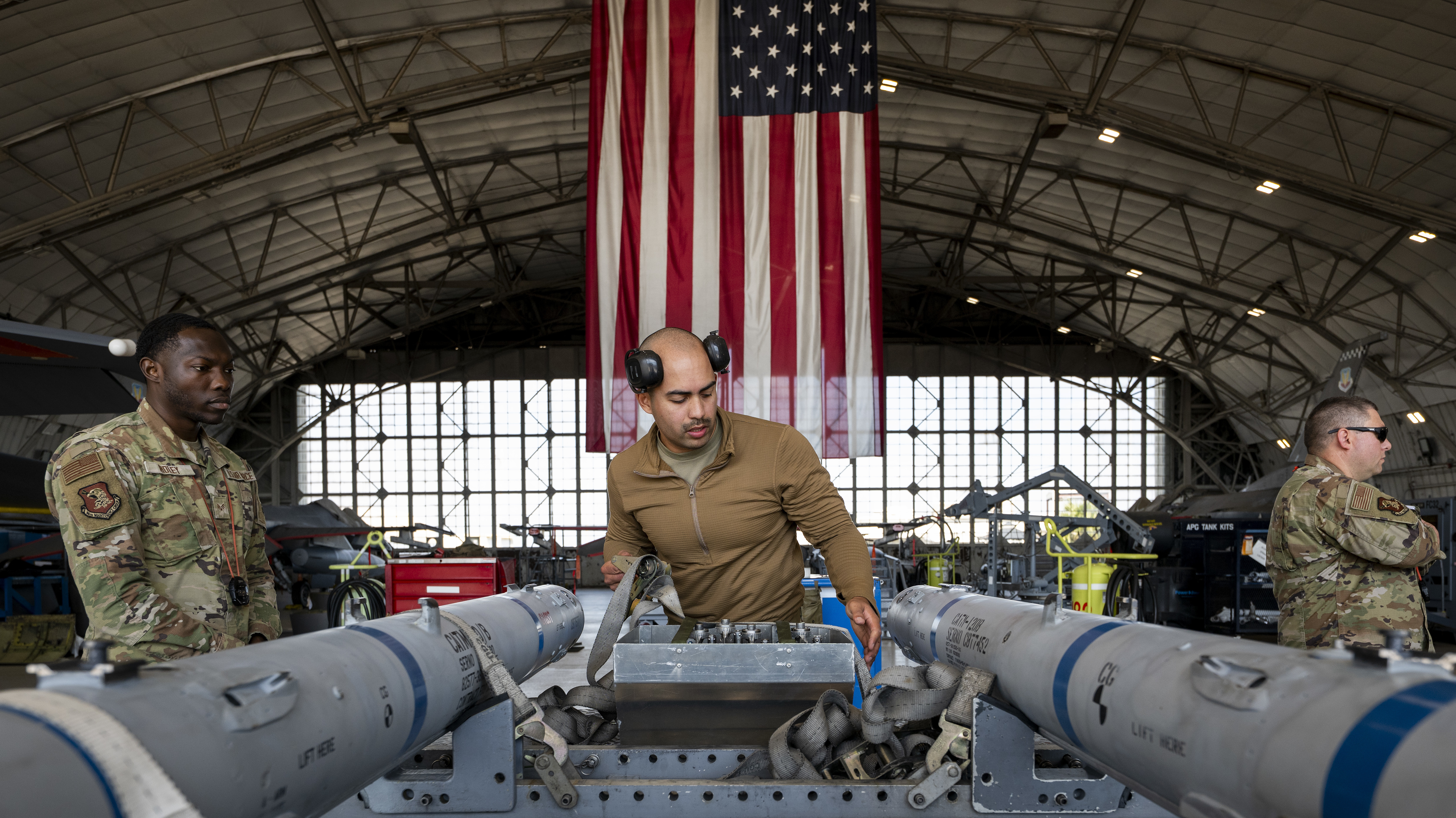 At the ready: weapons loaders battle for Q4 supremacy > Eglin Air Force ...