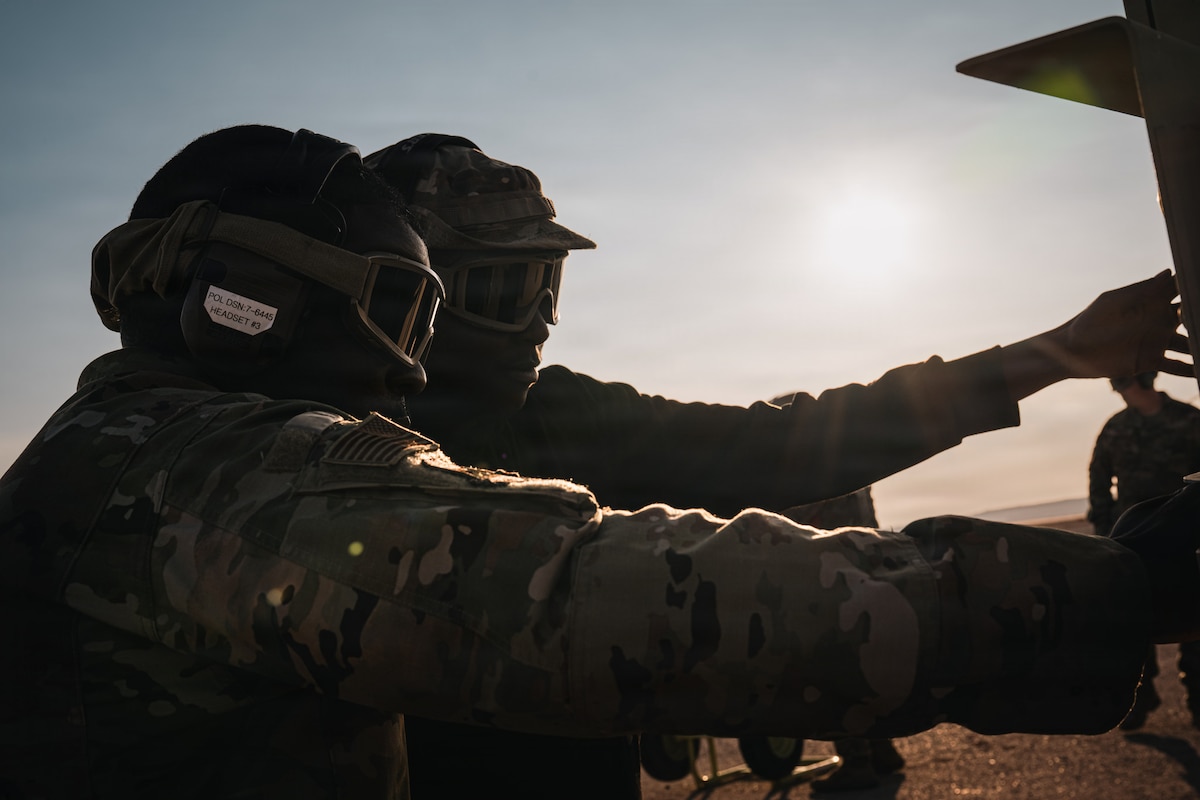 332 ELRS conducts first hot-pit refuel with R-20 expeditionary ...