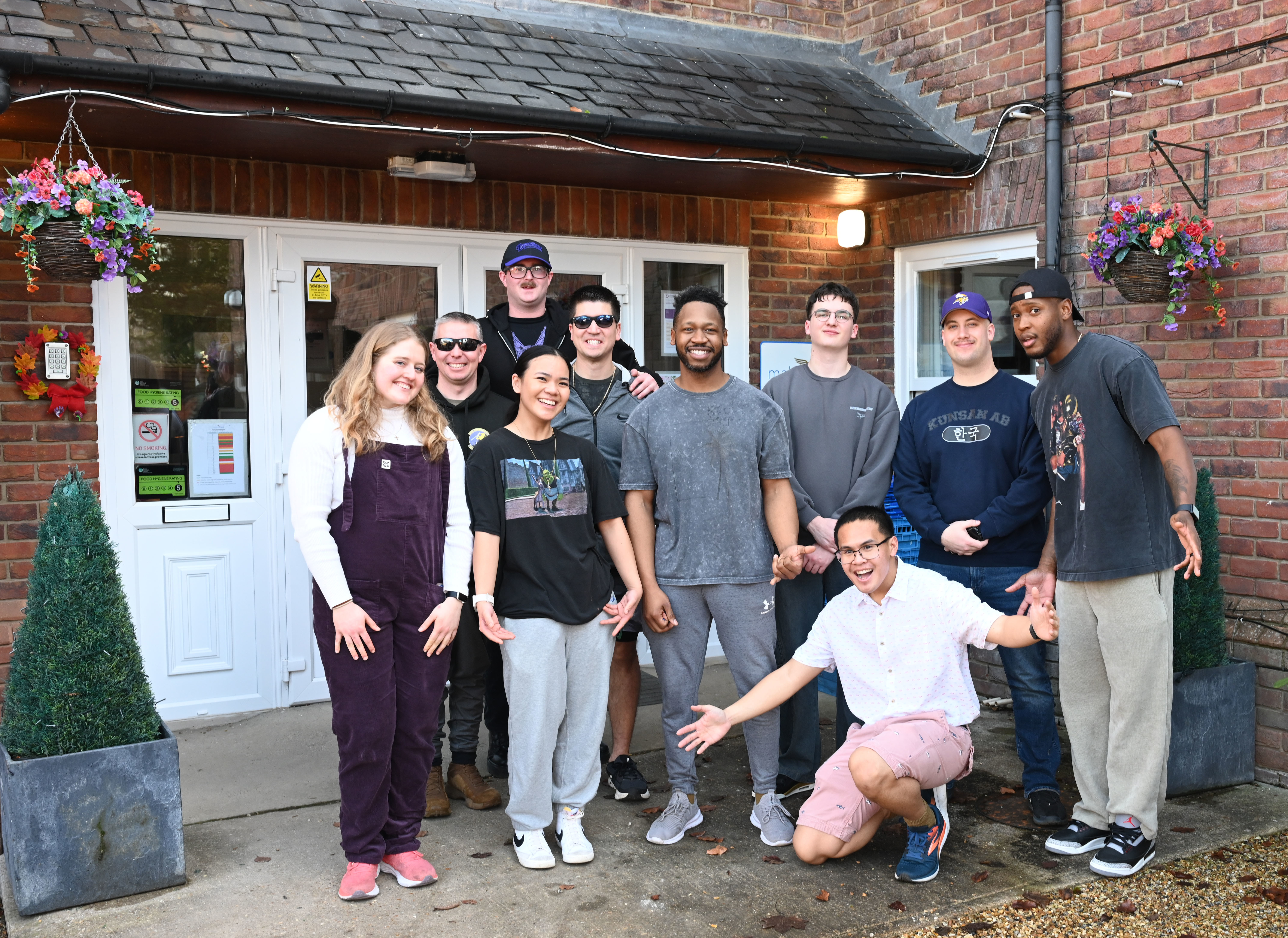 RAF Mildenhall Airmen entertain residents at local care home > Royal ...