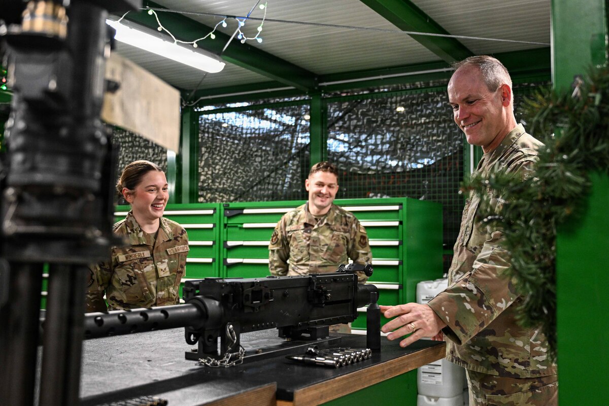 AFPC commander visits Aviano AB > Aviano Air Base > Display