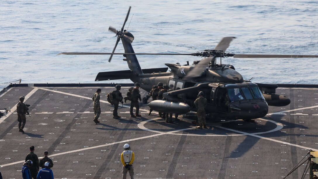 USS Ashland, 1 MEF conduct joint flight ops with Army during Cobra Gold ...
