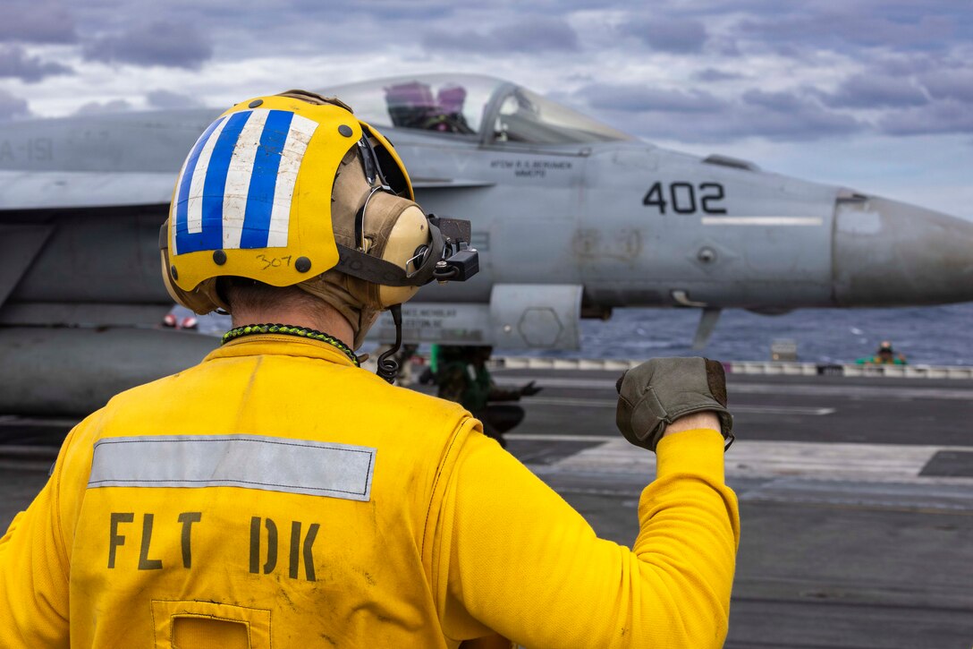 USS Abraham Lincoln conducts flight ops in South China Sea
