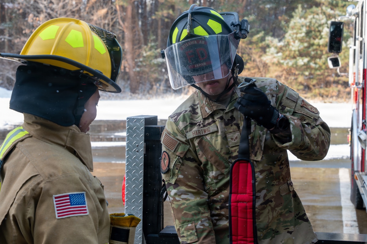 35th CES conducts aerial ladder training > Misawa Air Base > Article ...