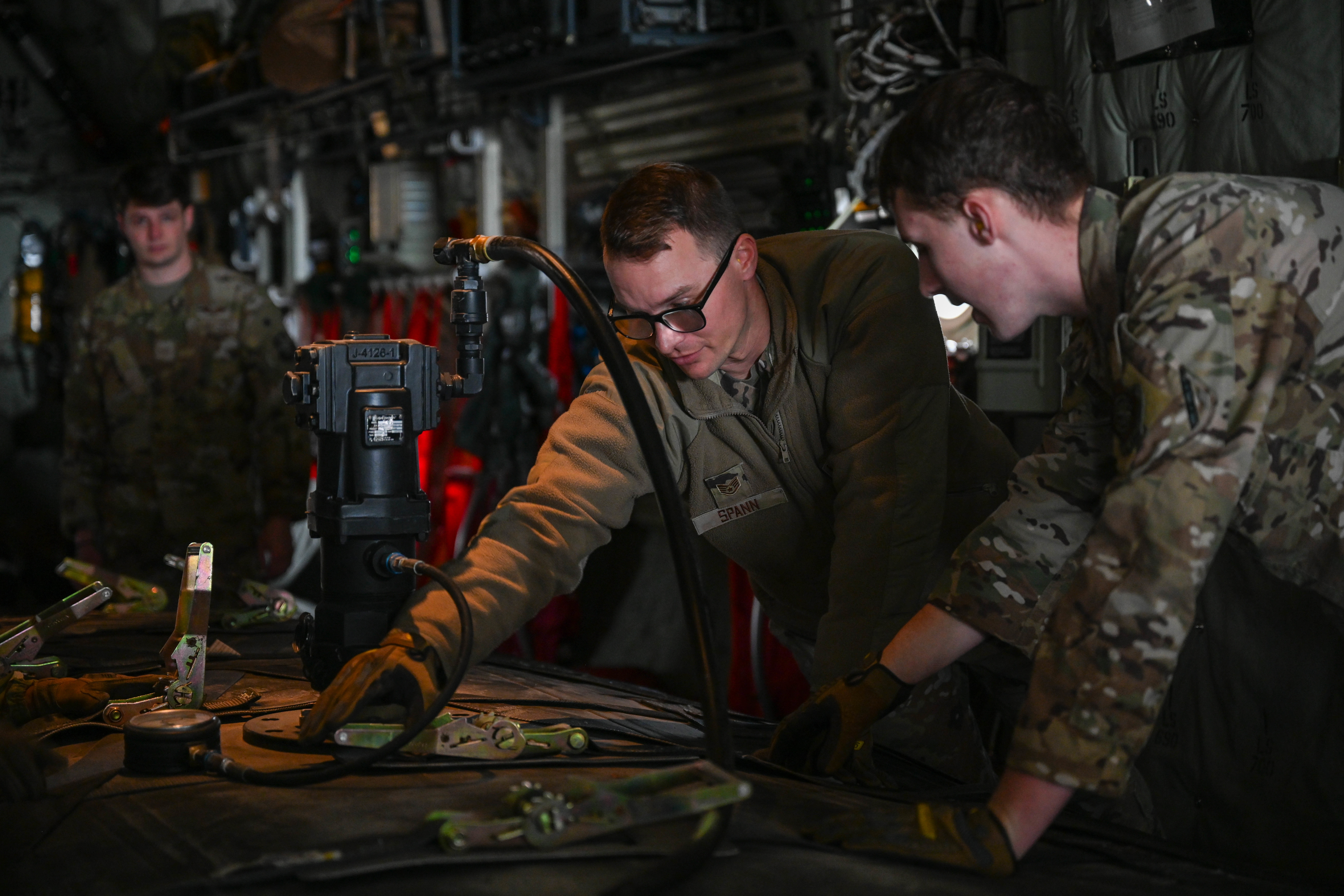 19th LRS in-flight fuel bladders fuel future ops > Little Rock Air ...